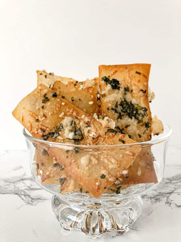 Herb and Cheese Wonton Crackers - Appetizer Bliss